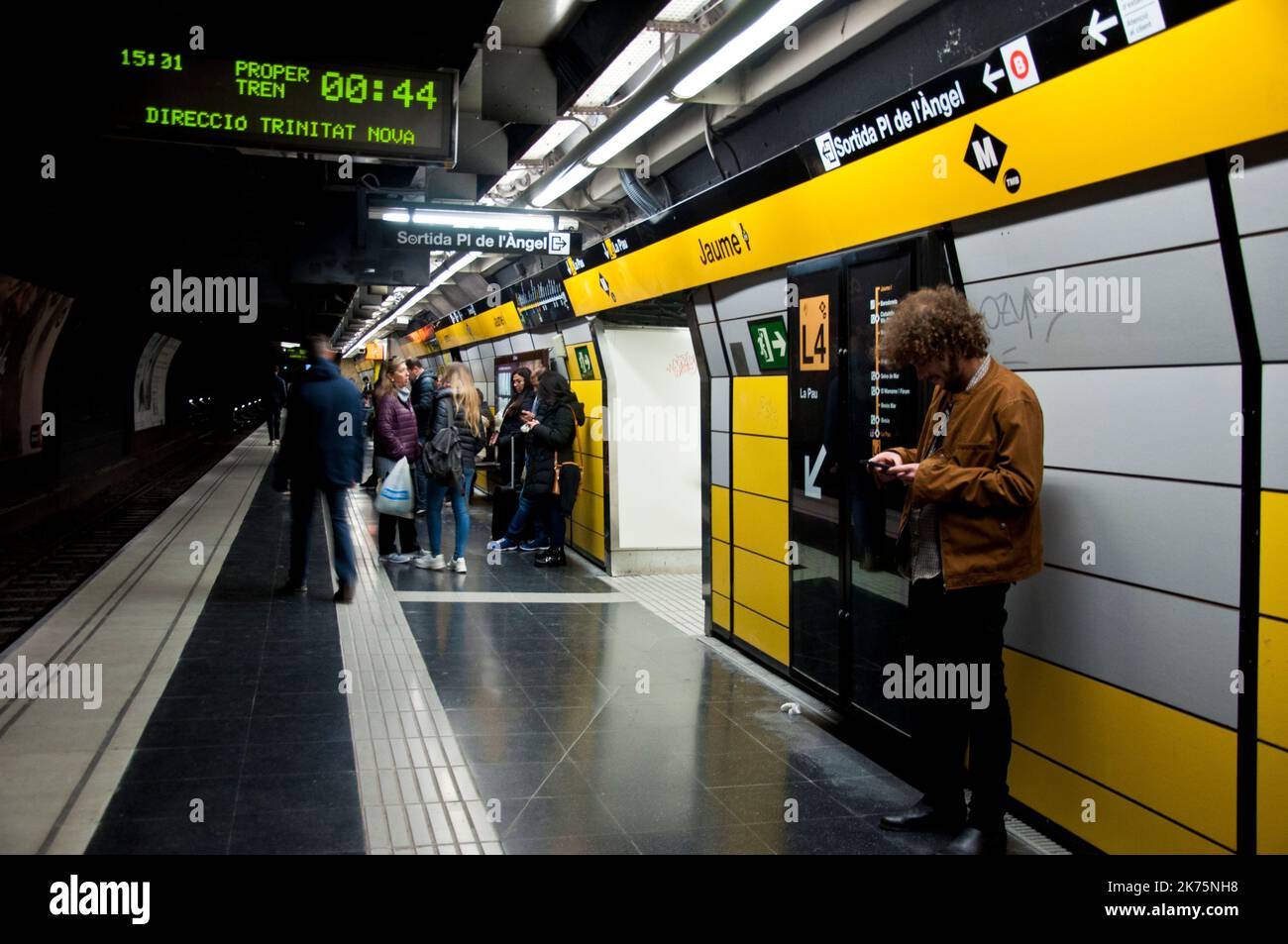 Line 4 yellow subway hi-res stock photography and images - Alamy