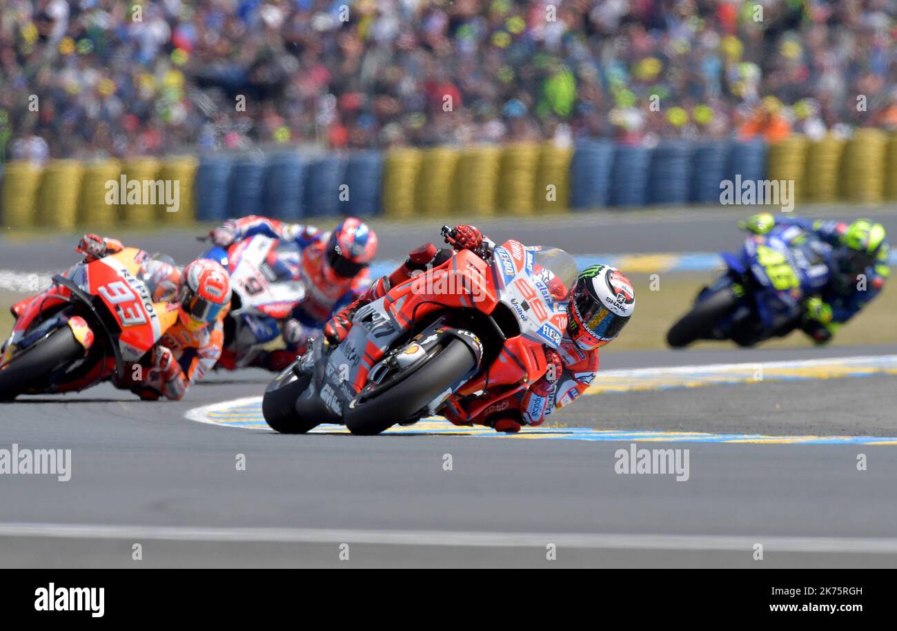 Marc Marquez entre Jorge Lorenzo et Danilo Petrucci suivi par Valentino ...