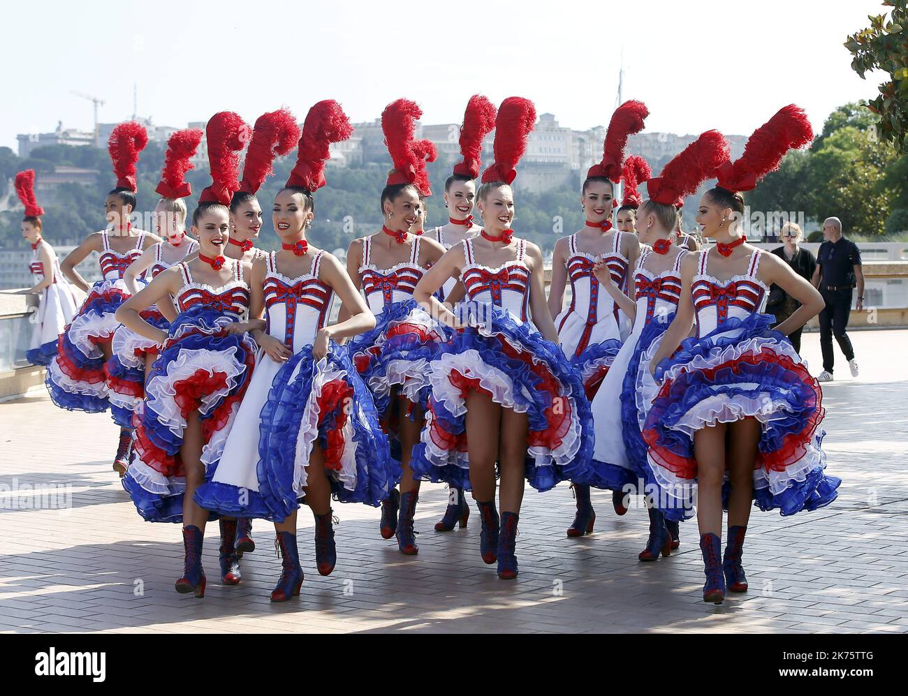 Cancan dancers moulin rouge hi-res stock photography and images - Alamy