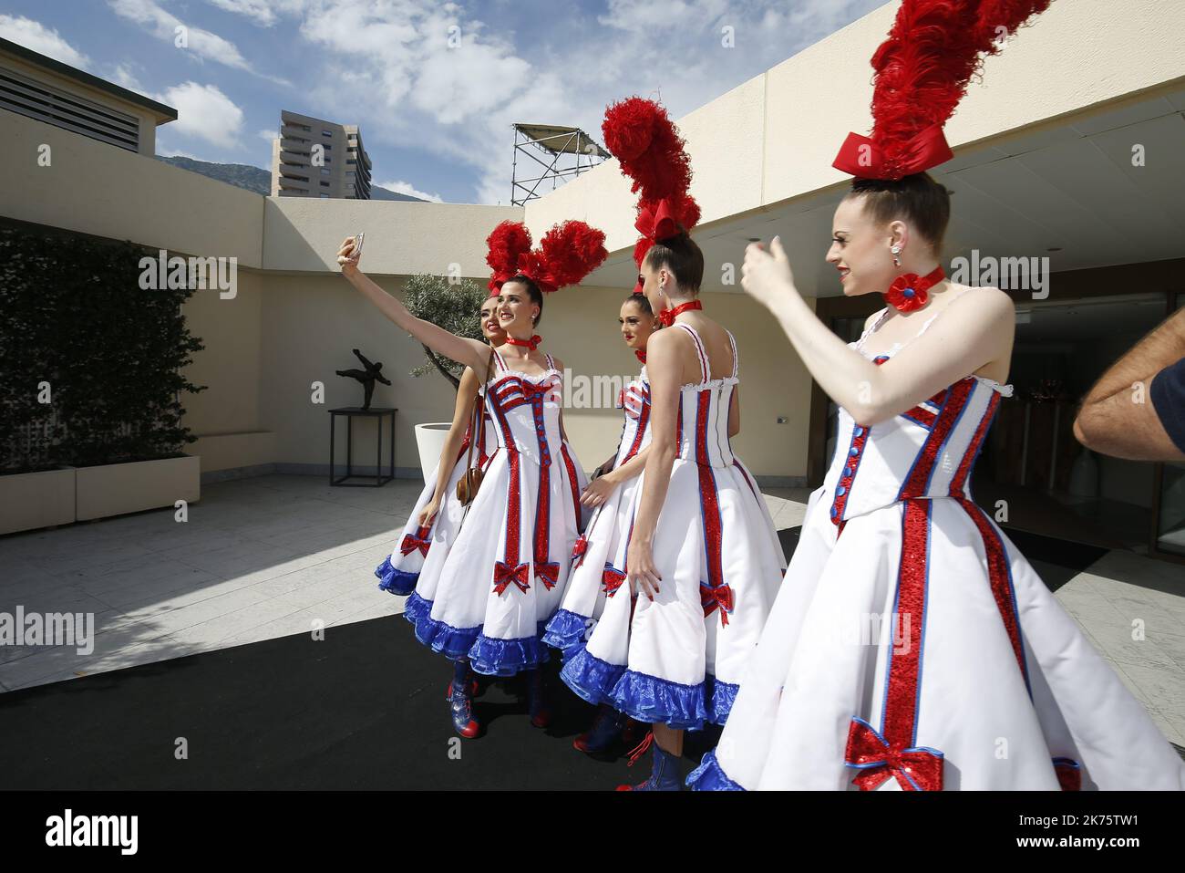 Cancan dancers moulin rouge hi-res stock photography and images - Alamy