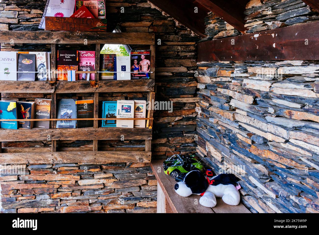 Small local community library hi-res stock photography and images - Alamy