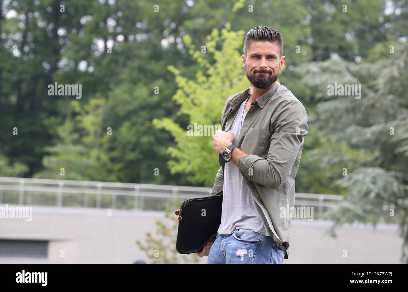 Olivier Giroud and the France team arrive for a training session Stock ...