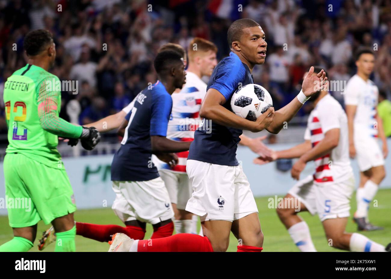 Action de Kylian Mbappé (France) lors de la rencontre de Football ...