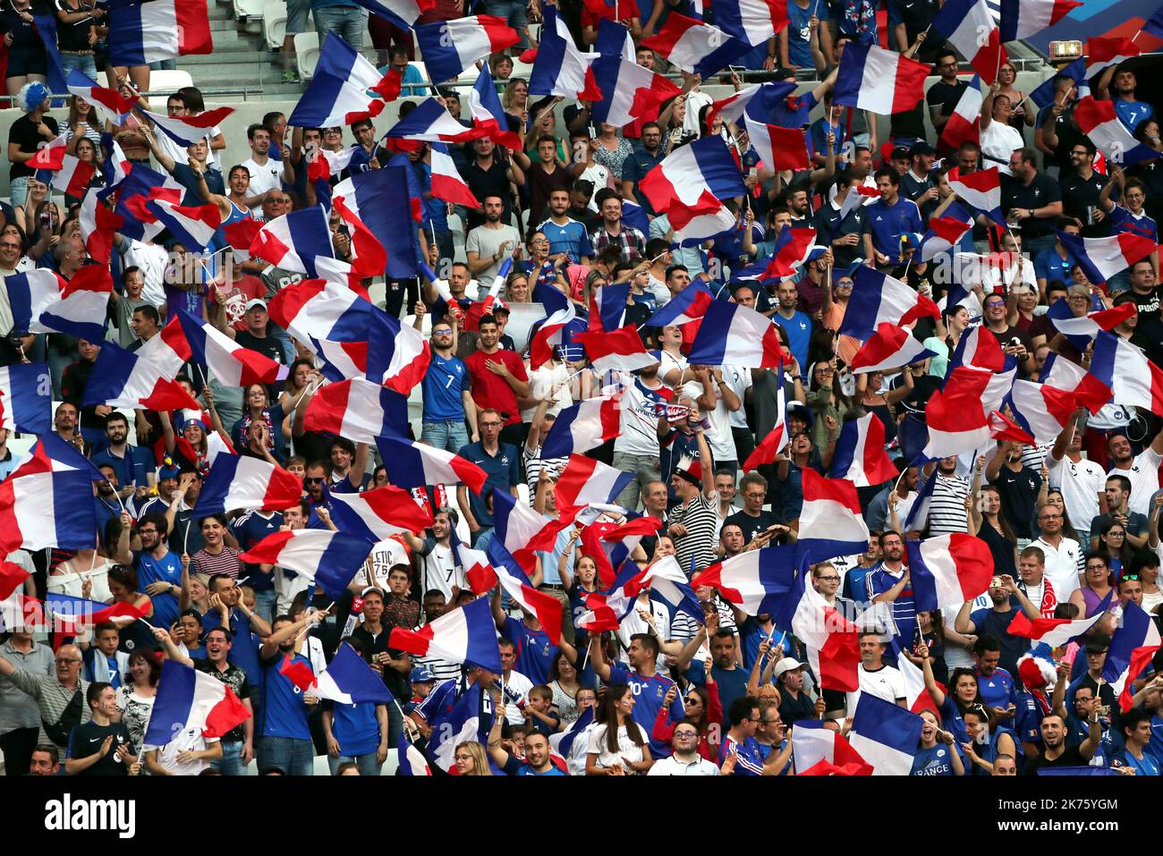 Les supporters de l'equipe de France de football Stock Photo - Alamy