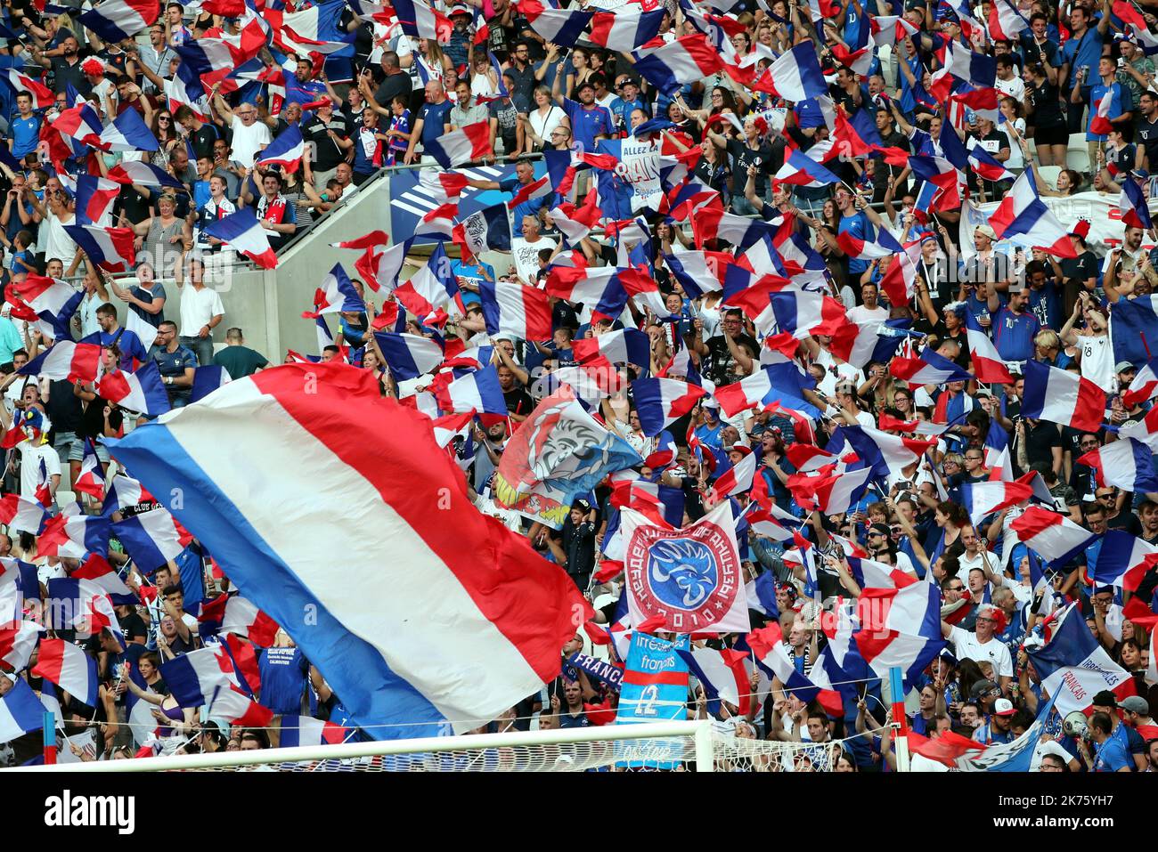 Les supporters de l'equipe de France de football Stock Photo - Alamy