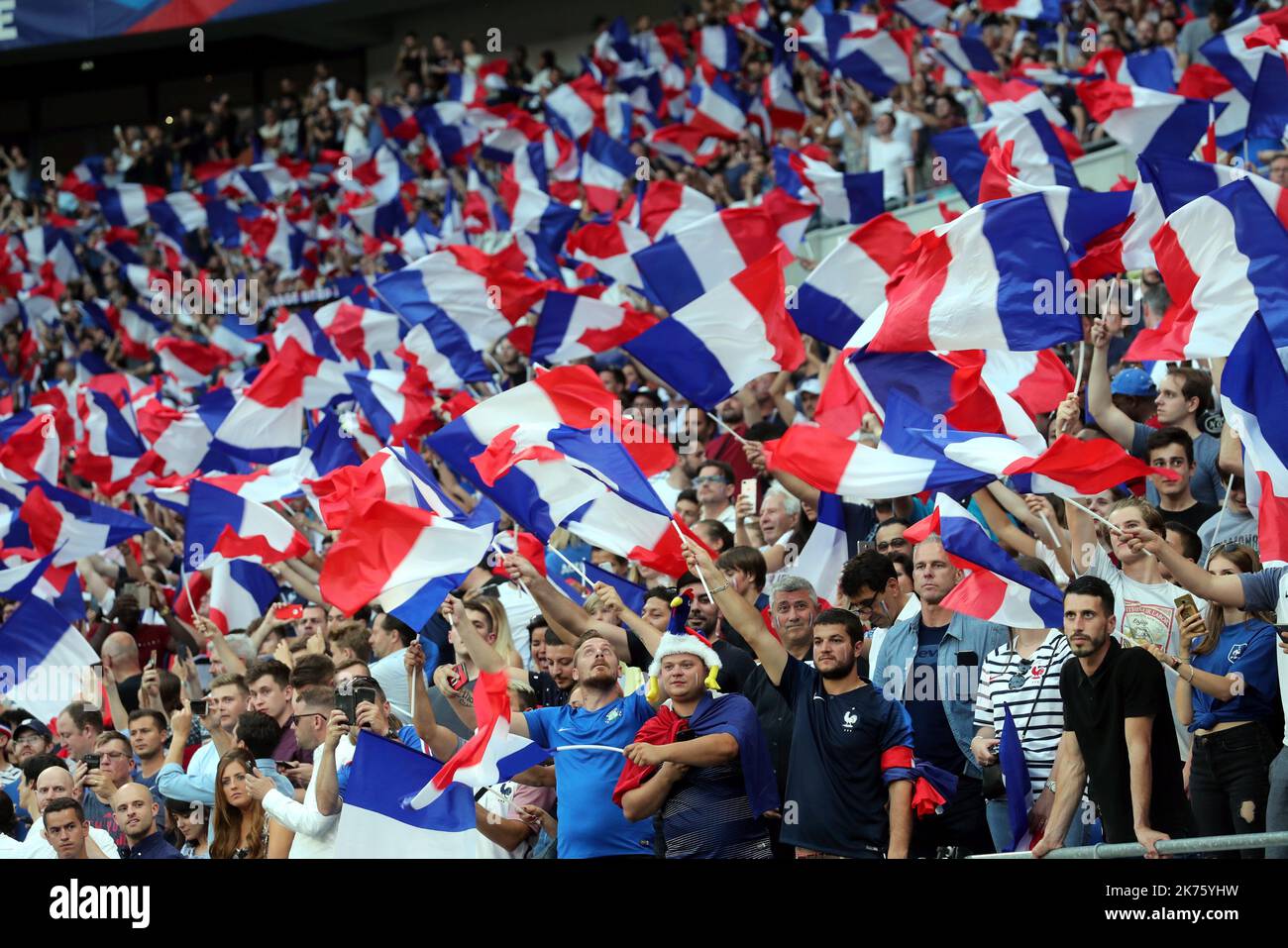 Les supporters de l'equipe de France de football Stock Photo - Alamy