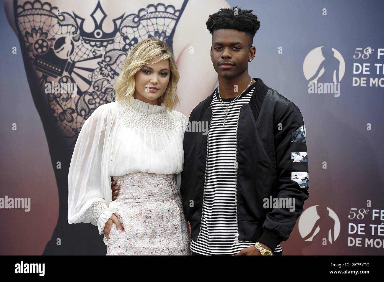 Olivia Holt Prende A Calci I Calzini