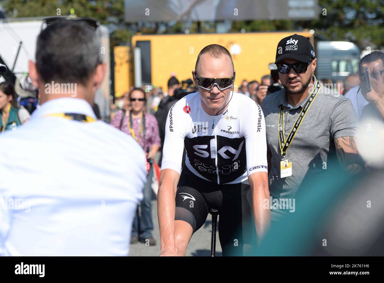 Christopher Froome, team Sky et son garde du corps Stock Photo - Alamy