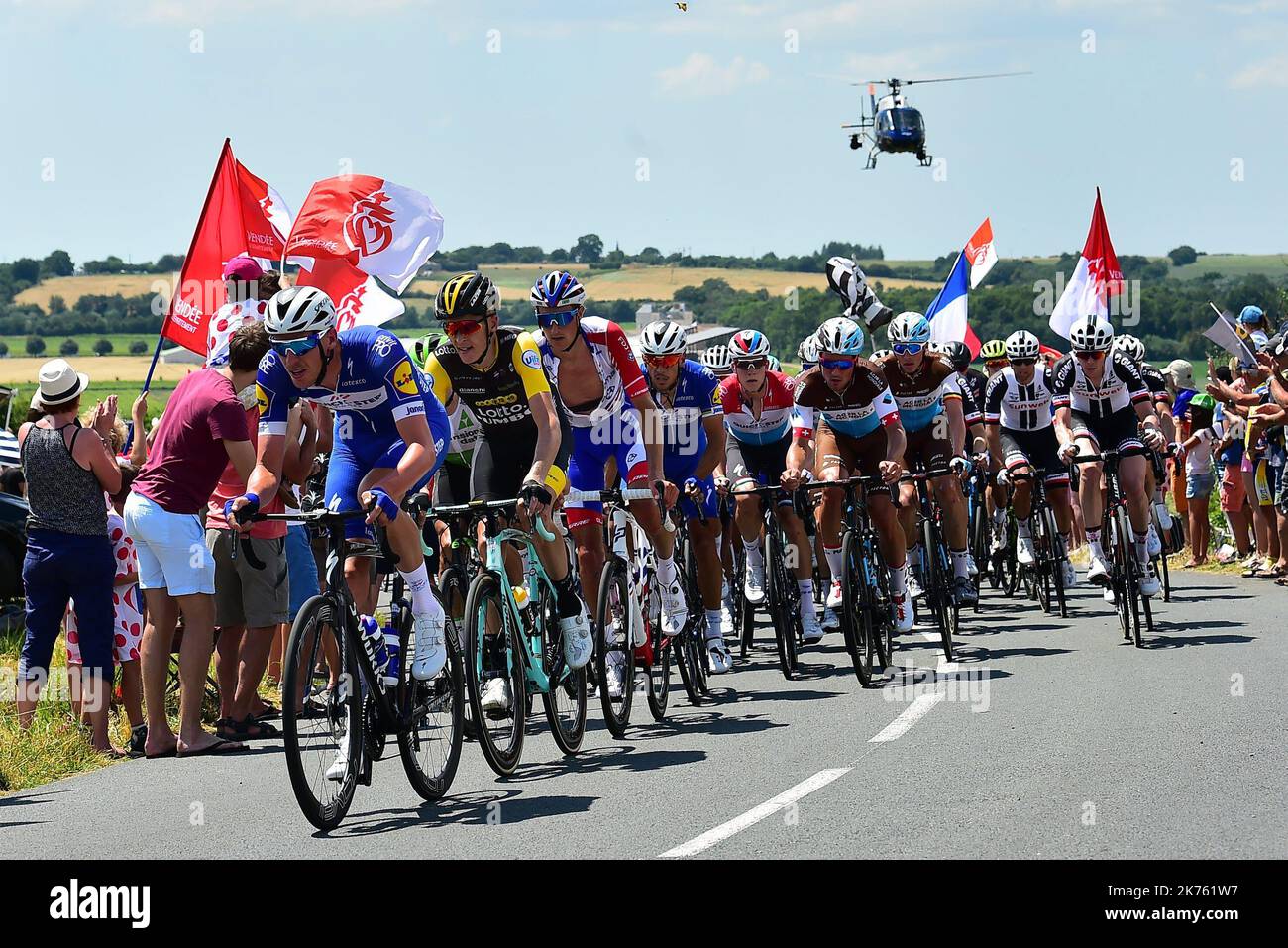 Le peloton sur une route de Vendée Stock Photo - Alamy