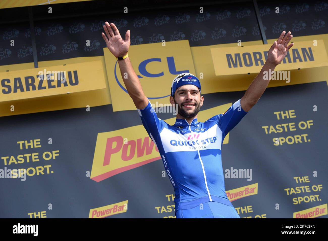 Victoire de Fernando Gaviria (Quickstep) maillot bleu Stock Photo - Alamy