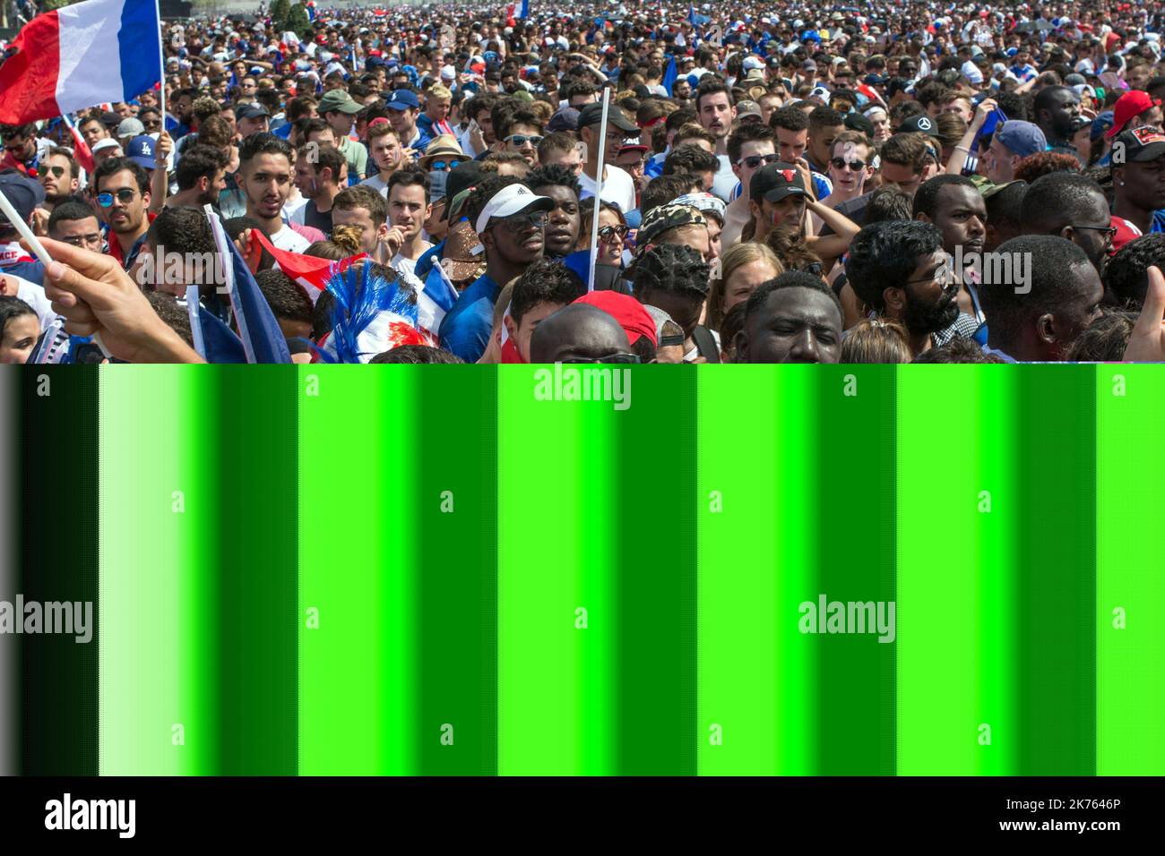 Des Supporters Français Dans La Fan Zone Du Champ De Mars Lors De La