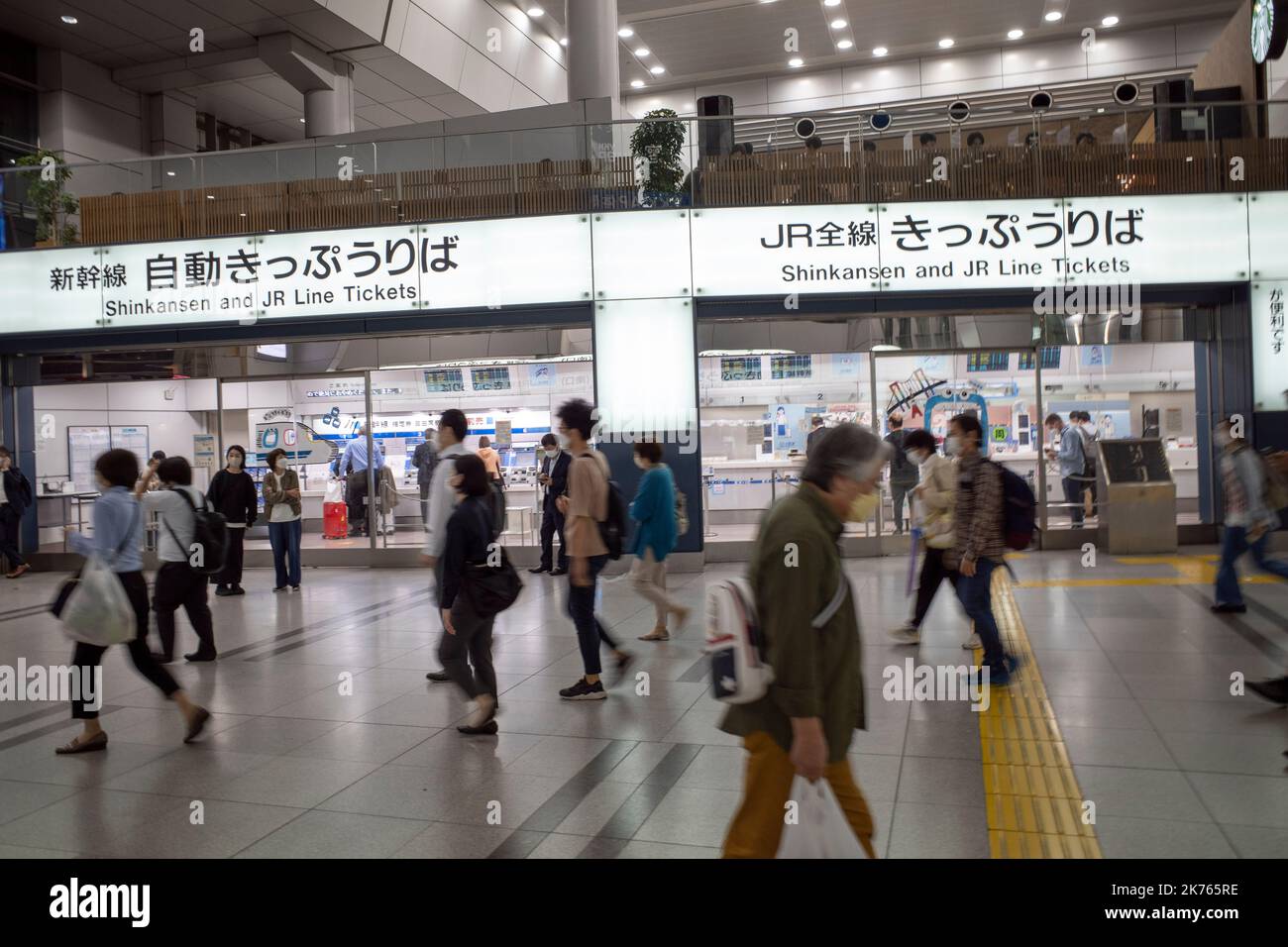Tokyo, Japan. 5th Oct, 2022. Commuters scrambling through Shinagawa ...