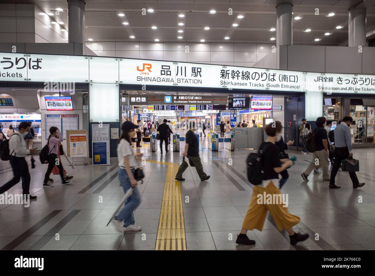 Tokyo, Japan. 5th Oct, 2022. Commuters scrambling through Shinagawa ...