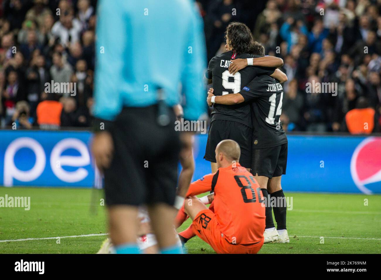 Goal celebration champions league hi-res stock photography and images ...