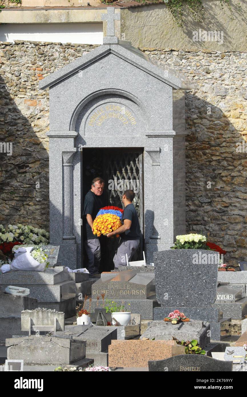 La sépulture de Charles Aznavour entre le coussion aux couleurs du ...