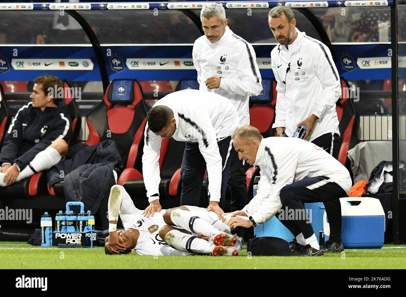 Kylian MBAPPE taclé et à terre Stock Photo - Alamy