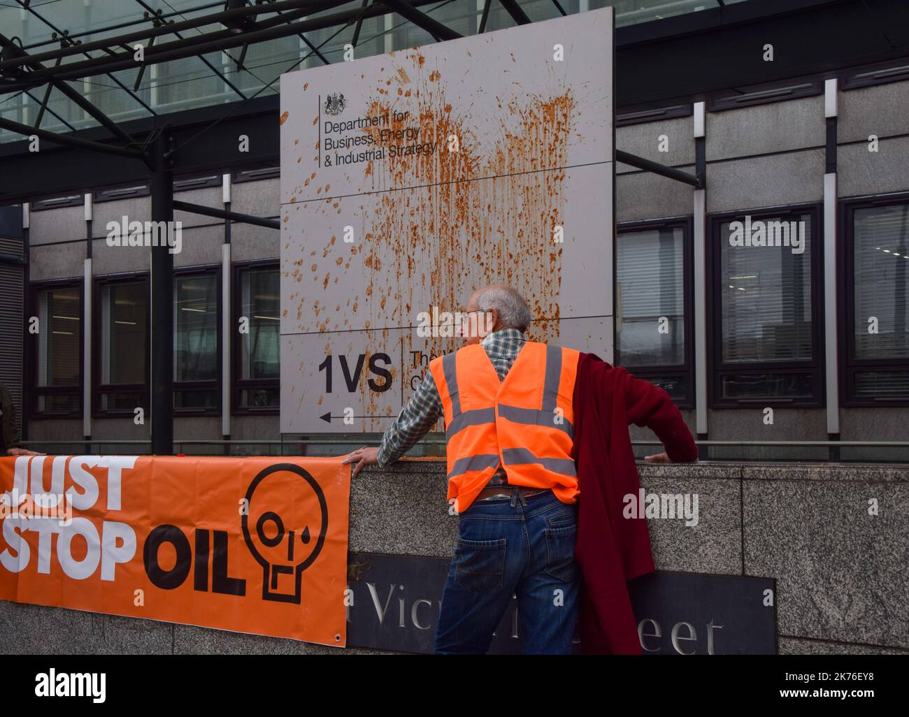 London, UK. 17th October 2022. A protester stands with his hand glued ...