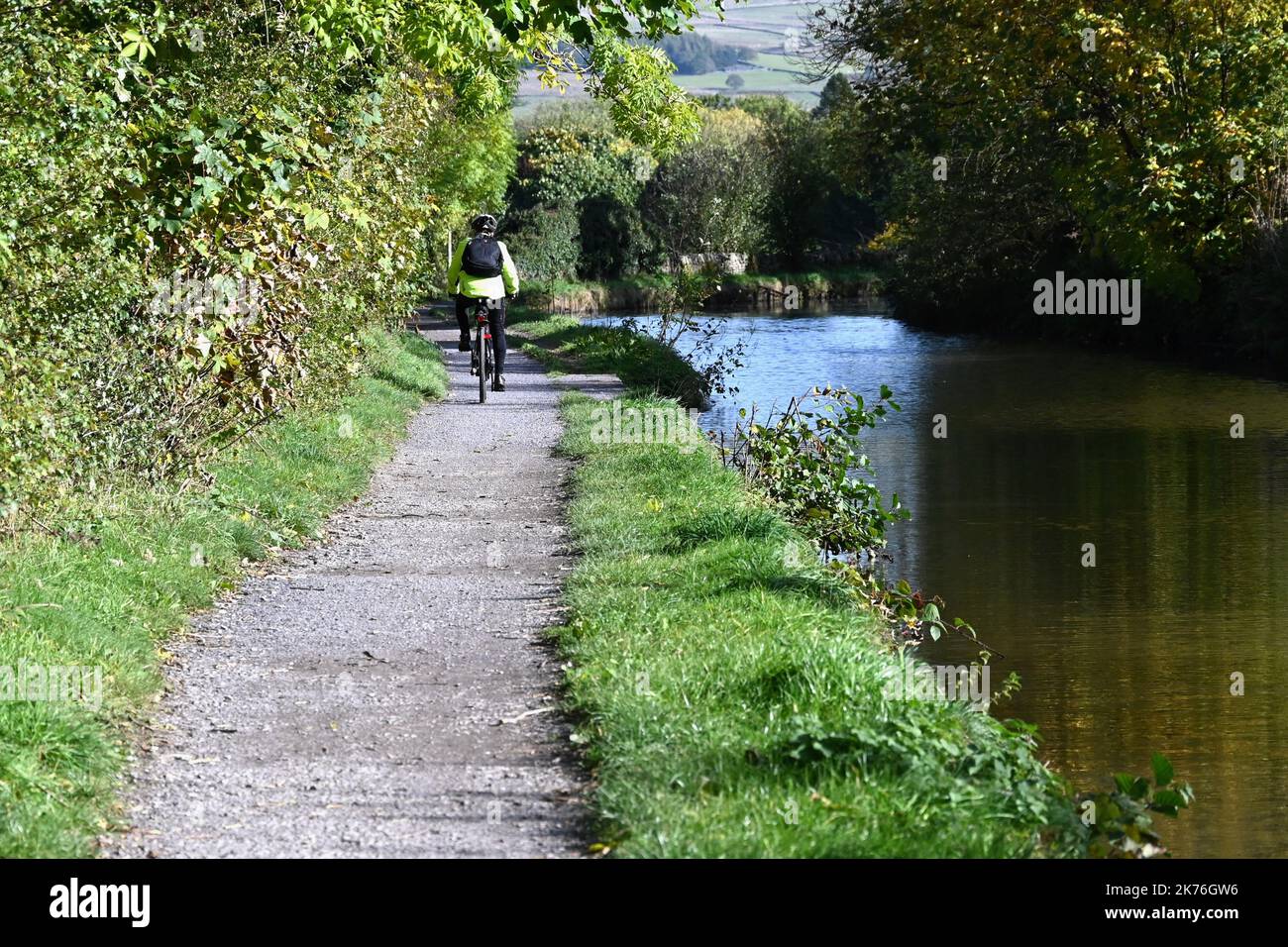 A cyclist on the tow path by the Peak Forest Canal Stock Photo - Alamy
