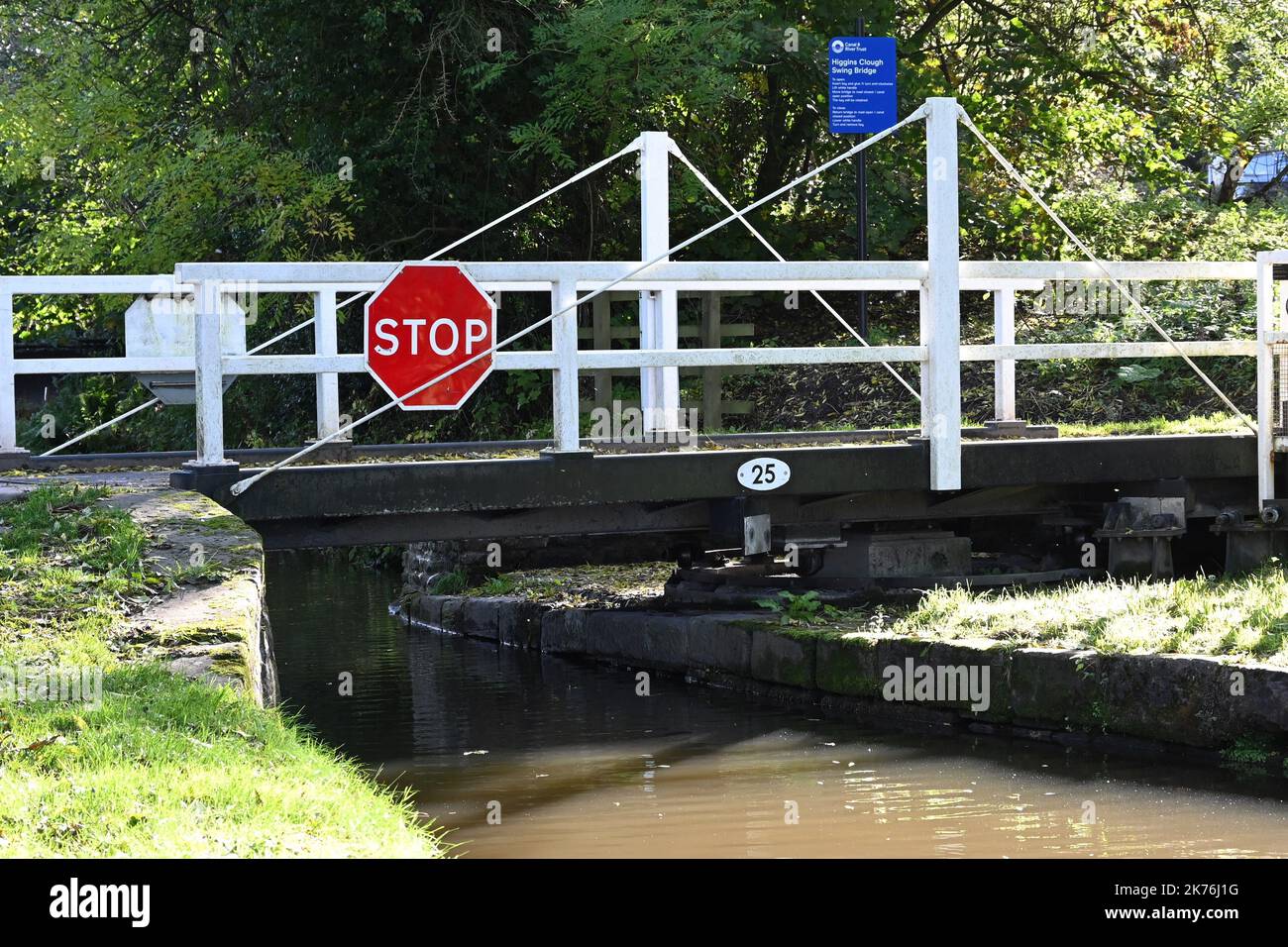 A swing bridge on the Peak Forest Canal near Disley, Cheshire Stock ...