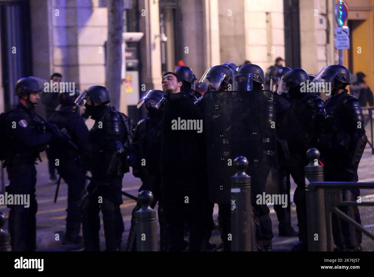 Demonstration of yellow vests for the fourth week throughout France ...