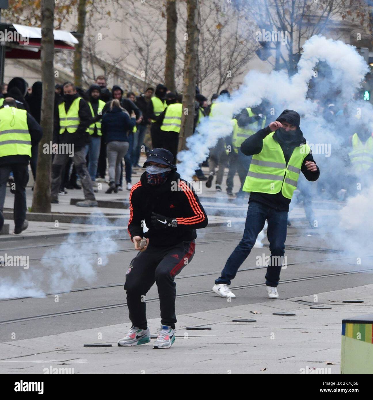 Demonstration of yellow vests for the fourth week throughout France ...