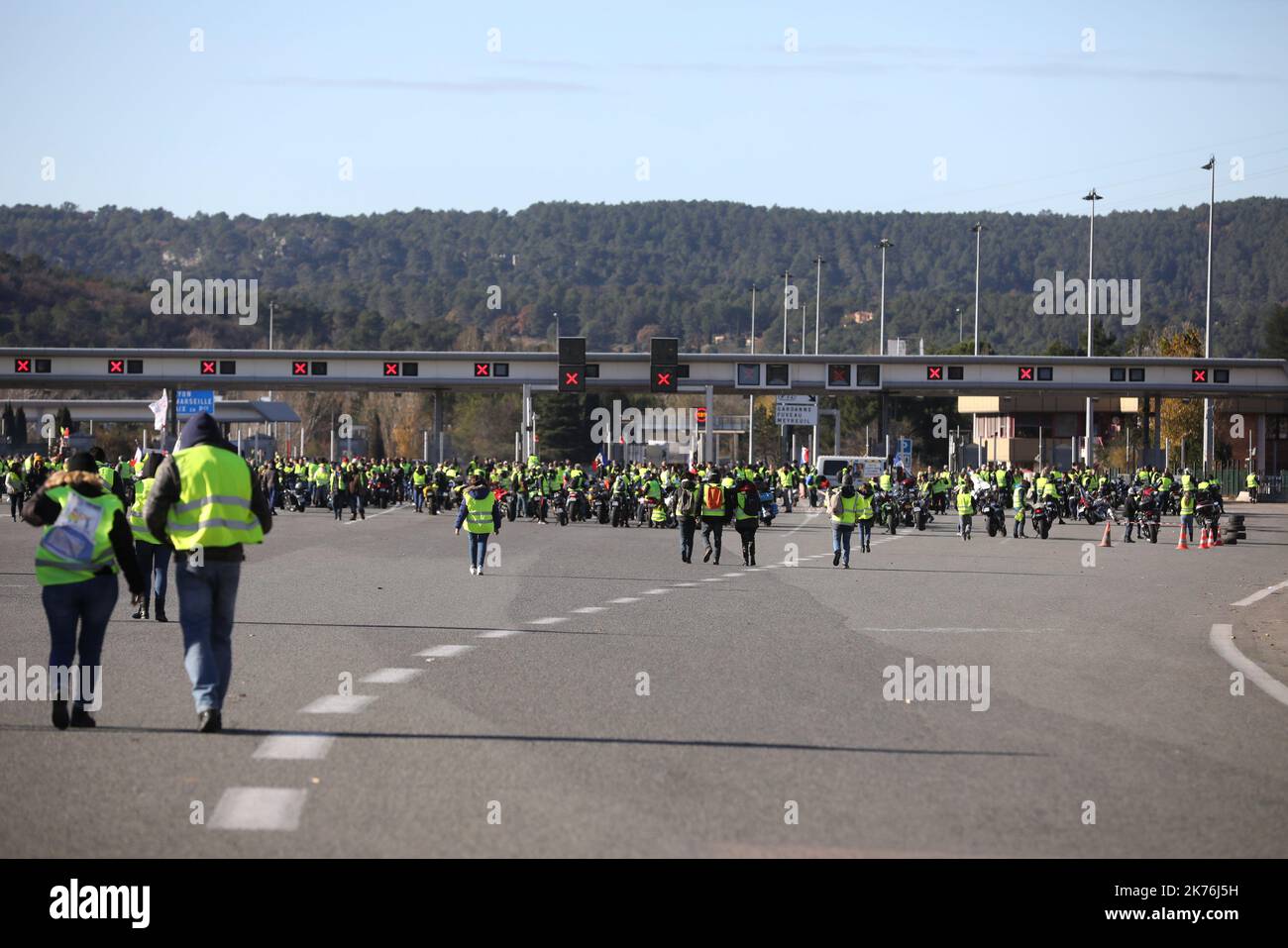 Demonstration of yellow vests for the fourth week throughout France ...