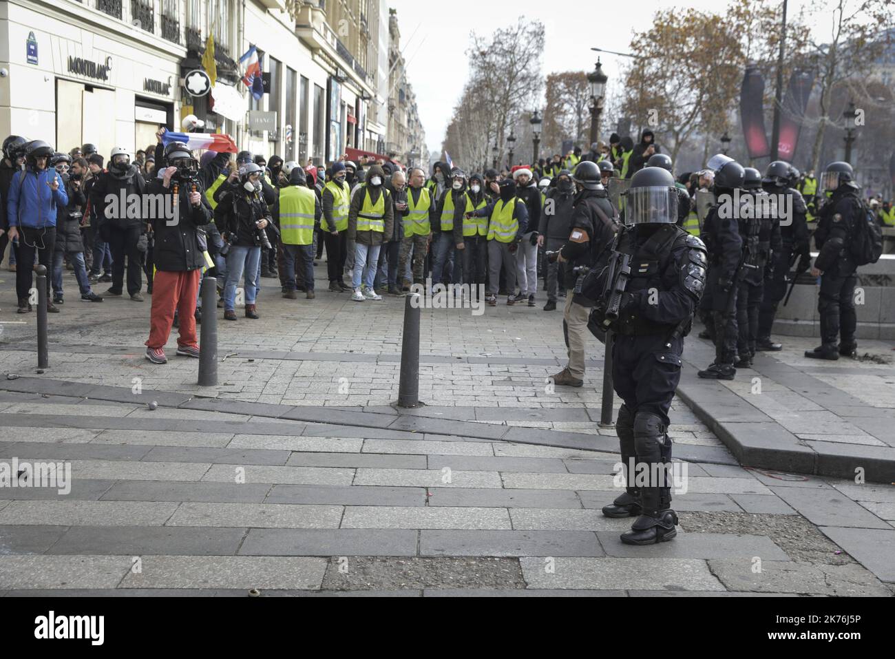 Demonstration of yellow vests for the fourth week throughout France ...