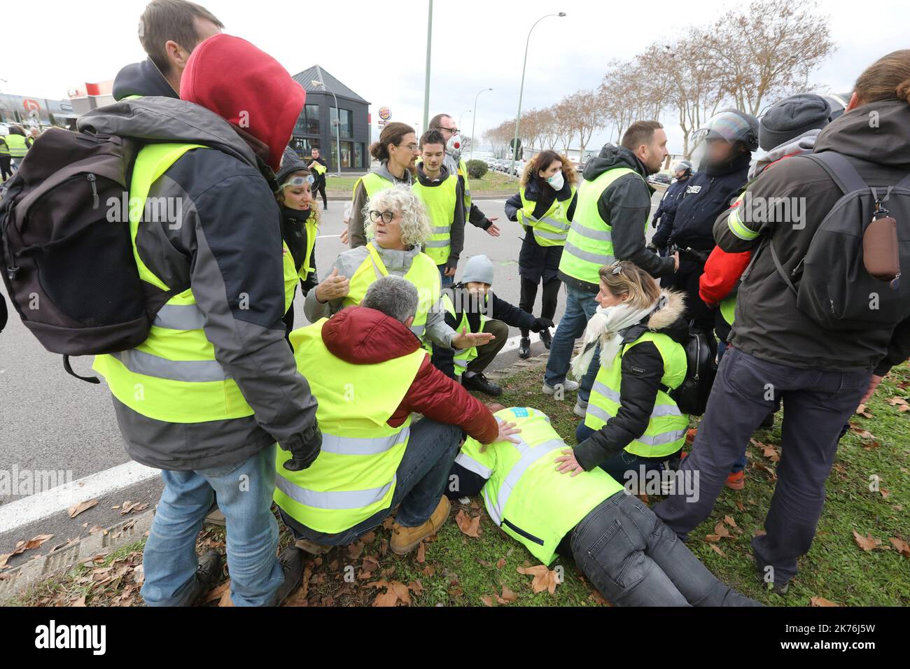Demonstration of yellow vests for the fourth week throughout France ...