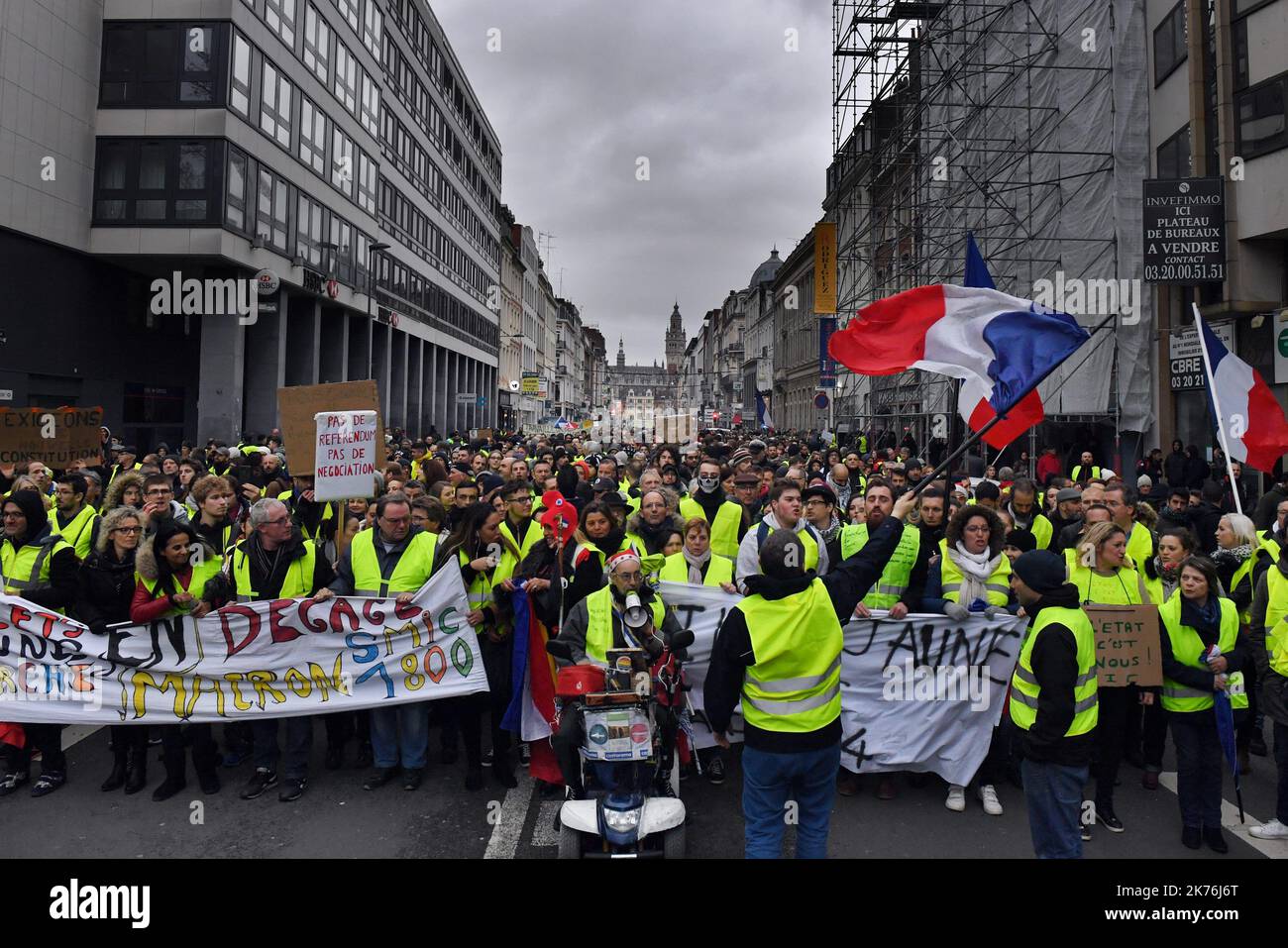 Demonstration of yellow vests for the fourth week throughout France ...