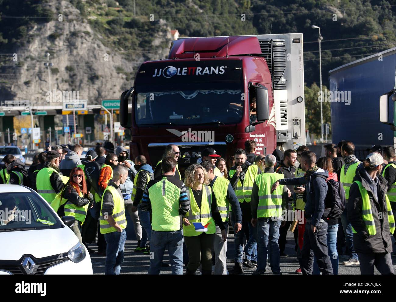 Demonstration of yellow vests for the fourth week throughout France ...