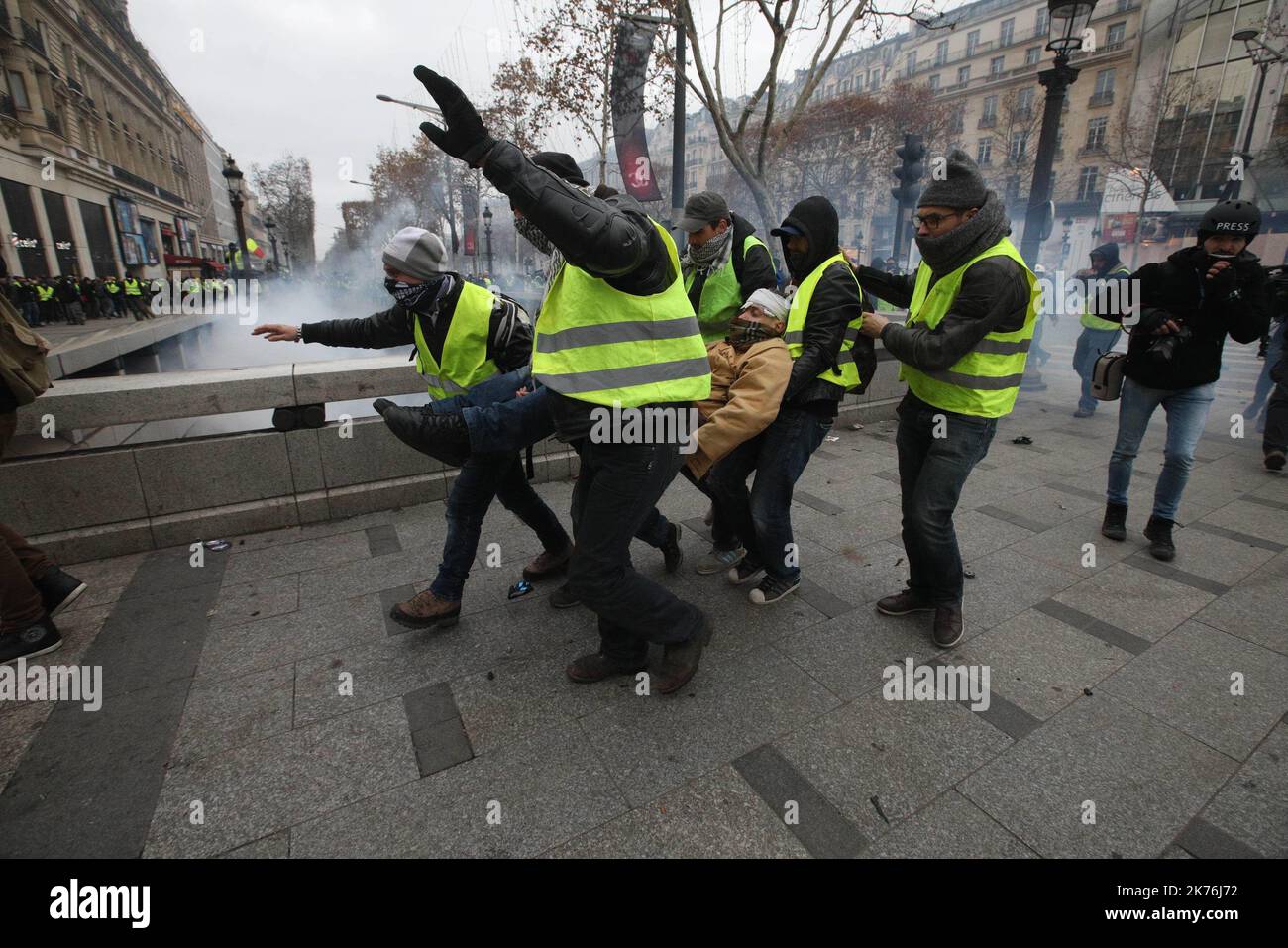 Demonstration of yellow vests for the fourth week throughout France ...