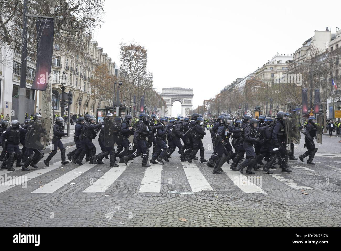 Demonstration of yellow vests for the fourth week throughout France ...
