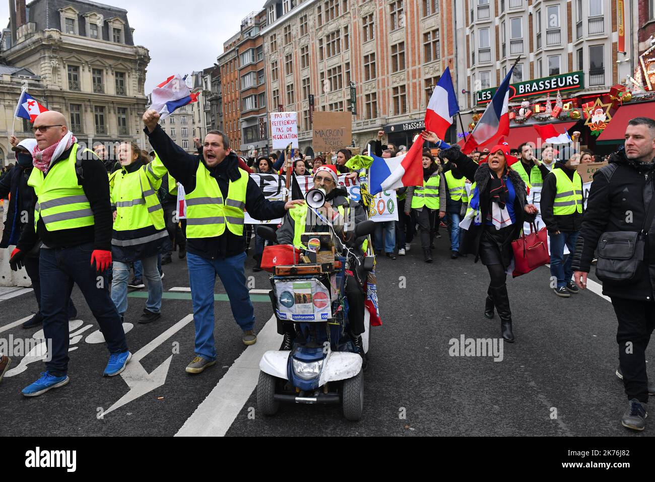 Demonstration of yellow vests for the fourth week throughout France ...