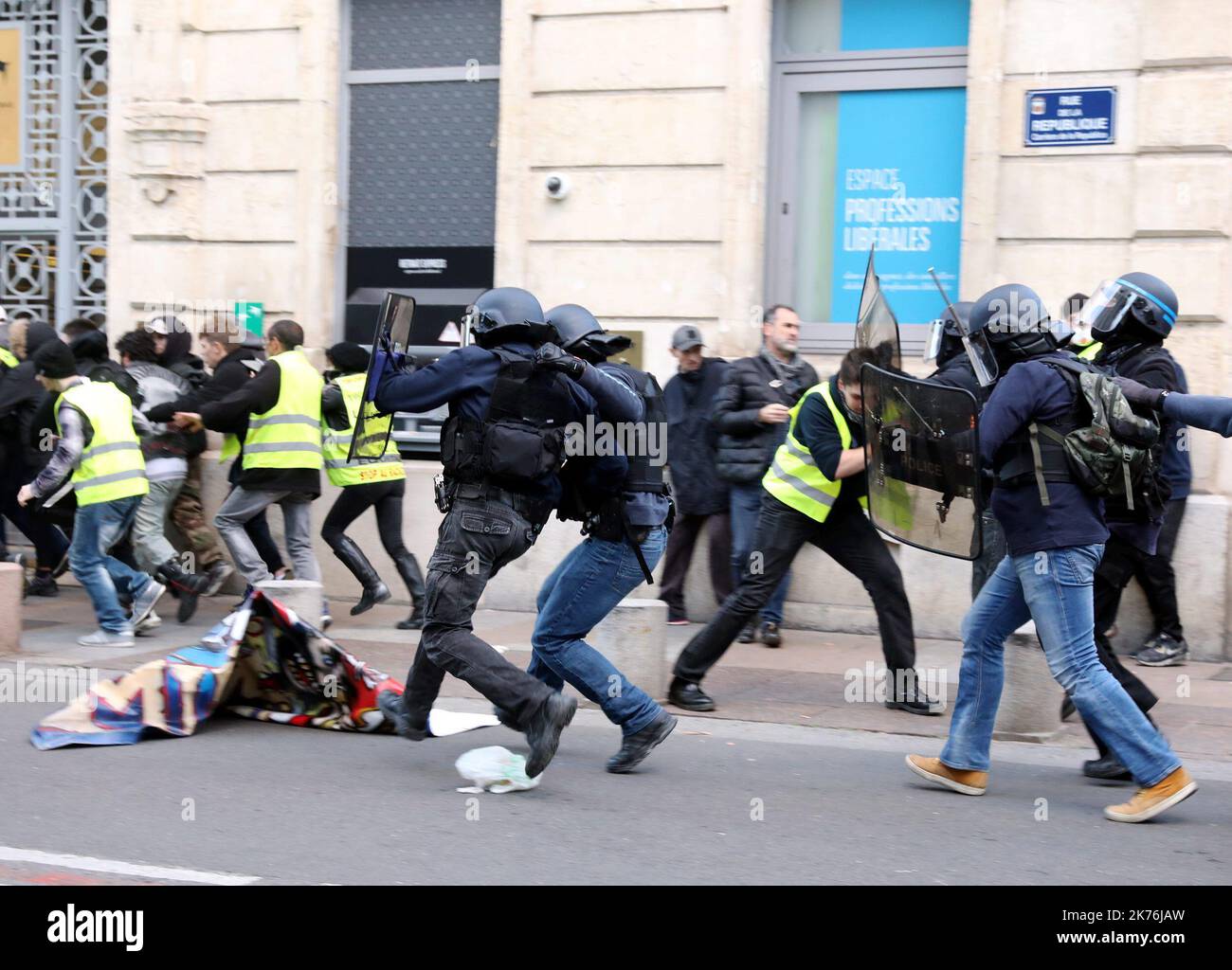 Demonstration of yellow vests for the fourth week throughout France ...
