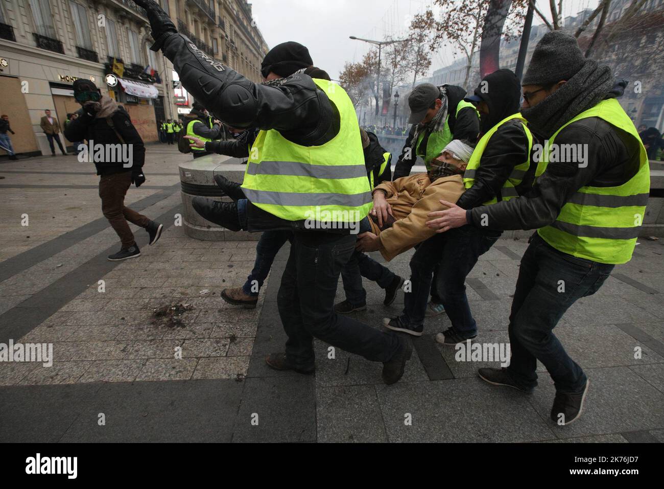 Demonstration of yellow vests for the fourth week throughout France ...