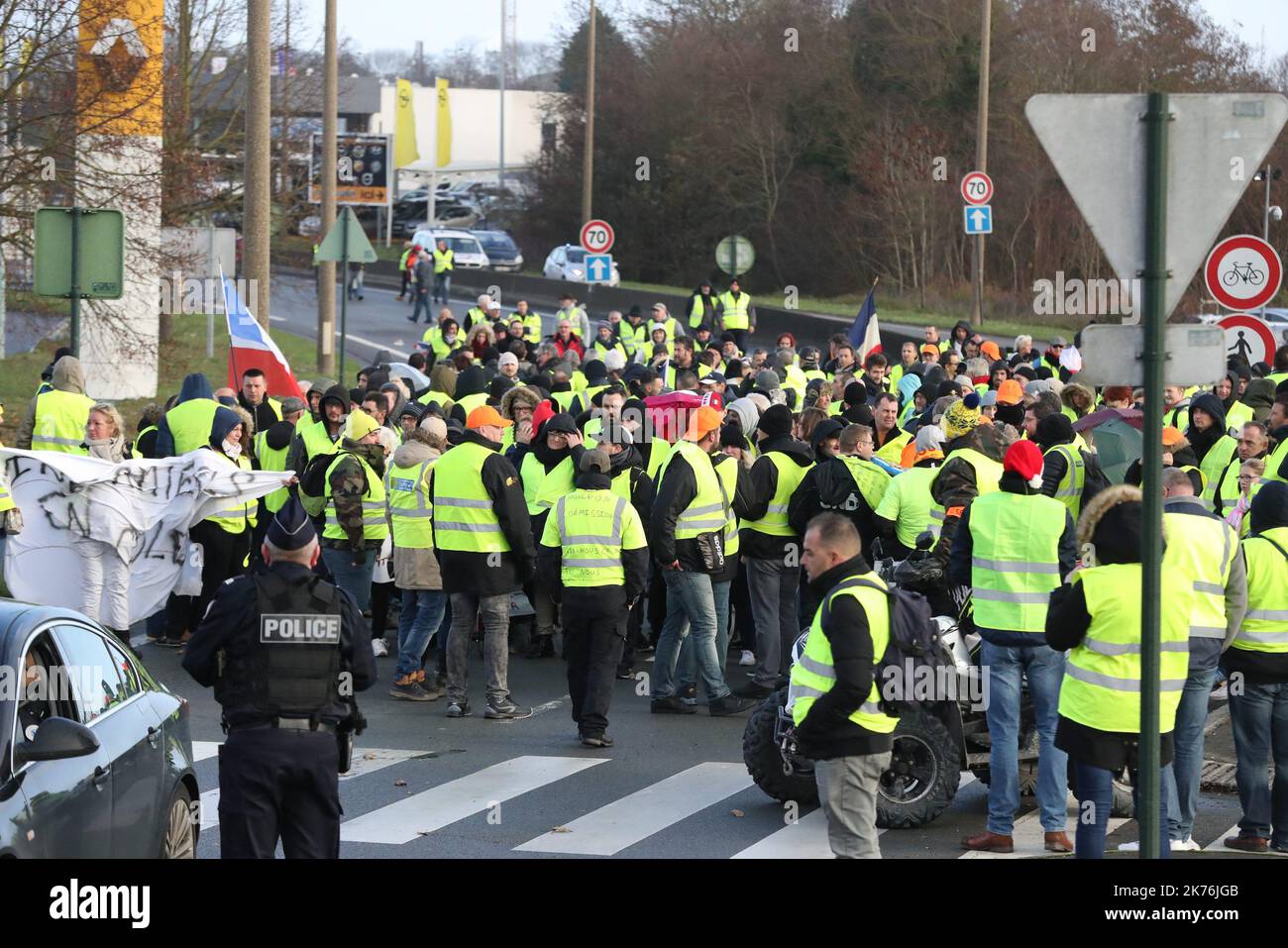 Demonstration of yellow vests for the fourth week throughout France ...
