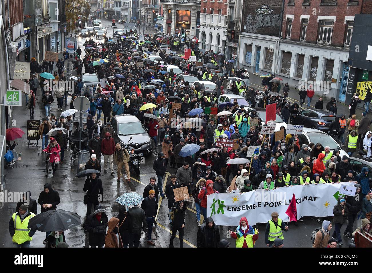 Demonstration of yellow vests for the fourth week throughout France ...