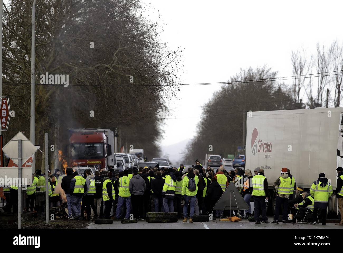 The yellow vests decided to do blocking operations at the borders. Here at the Belgian border ...