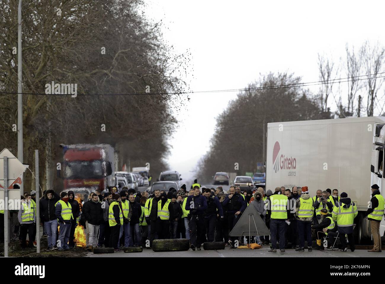 The yellow vests decided to do blocking operations at the borders. Here ...