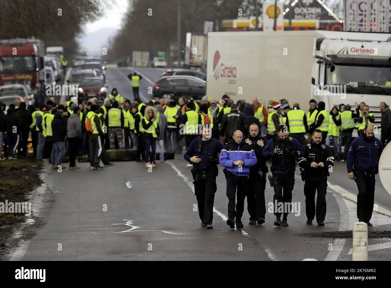 The yellow vests decided to do blocking operations at the borders. Here ...