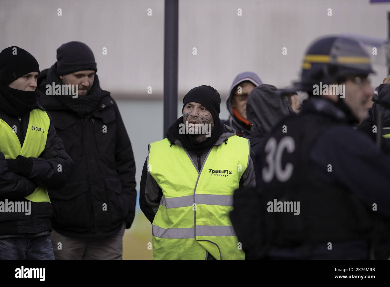 The yellow vests decided to do blocking operations at the borders. Here at the Belgian border ...