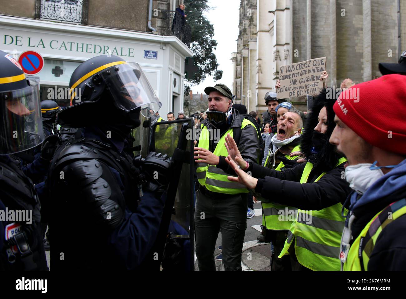 The yellow vests decided to do blocking operations at the borders. Here at the Belgian border ...