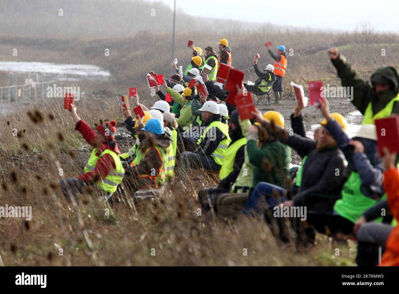 The yellow vests decided to do blocking operations at the borders. Here at the Belgian border ...