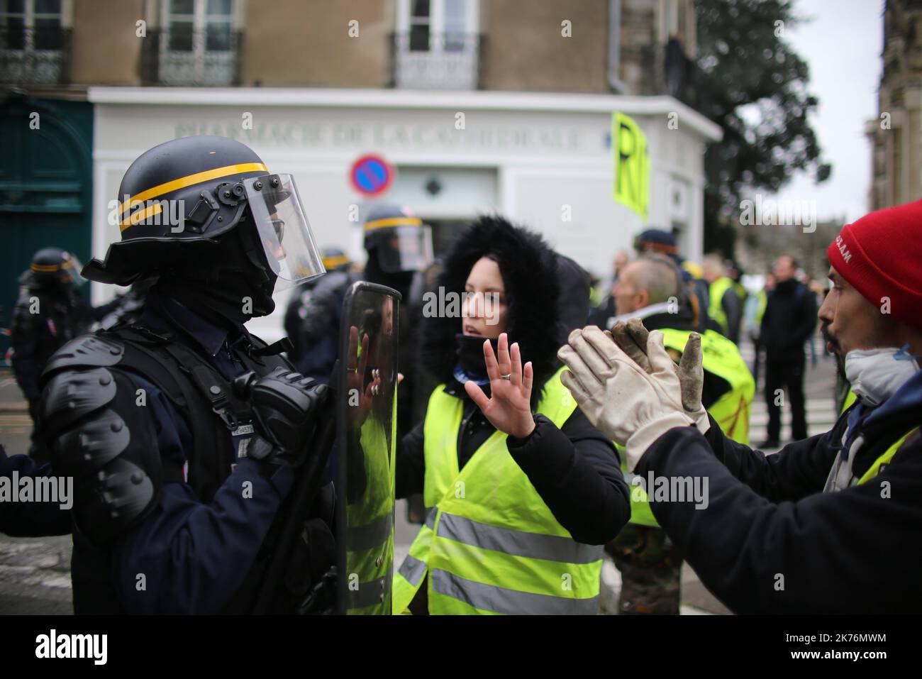 The yellow vests decided to do blocking operations at the borders. Here at the Belgian border ...