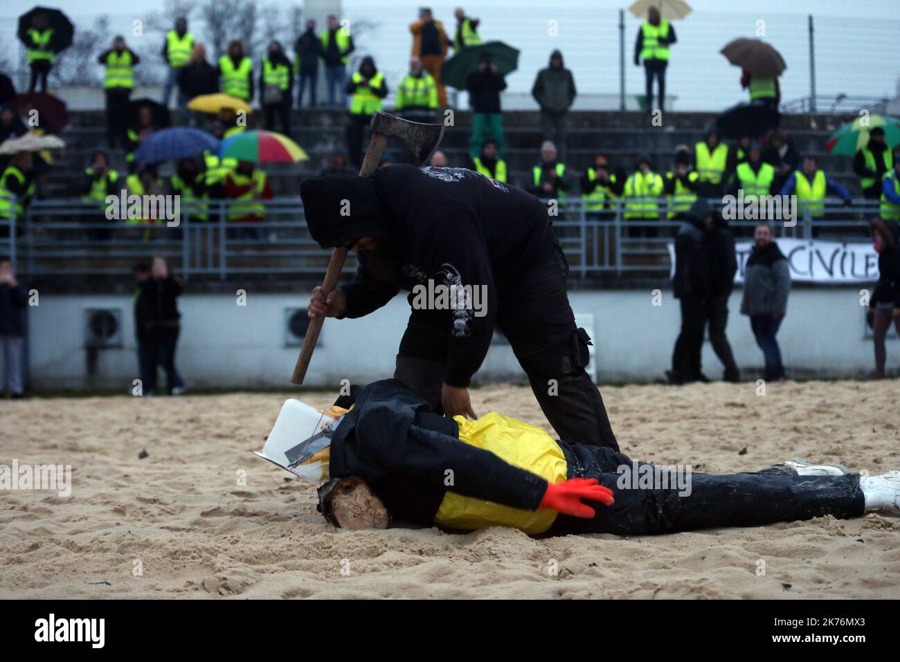 The yellow vests decided to do blocking operations at the borders. Here at the Belgian border ...