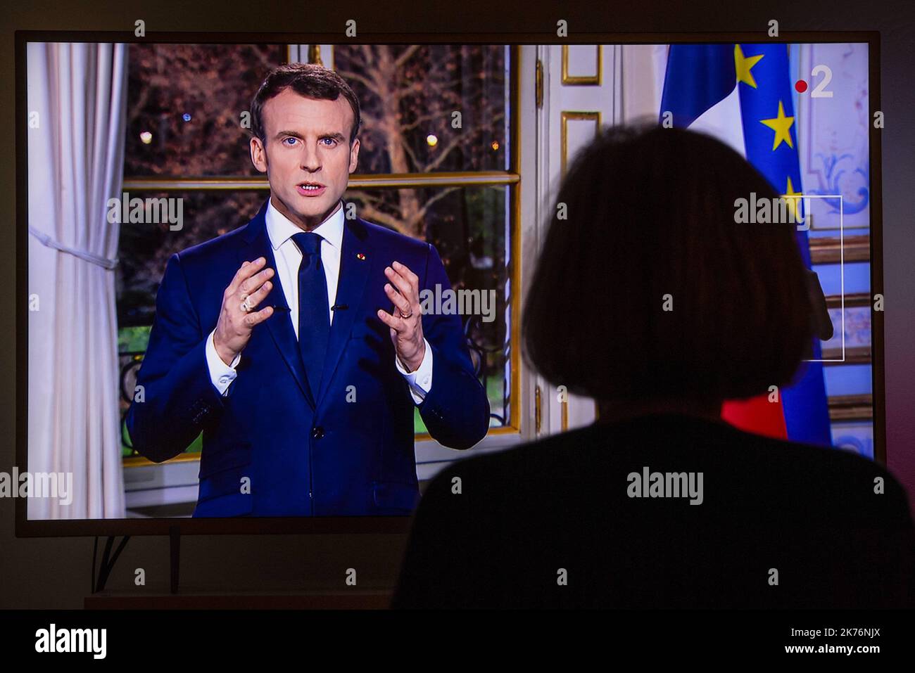 ©PHOTOPQR/OUEST FRANCE ; Une télespectatrice regarde les voeux du président de la République ...