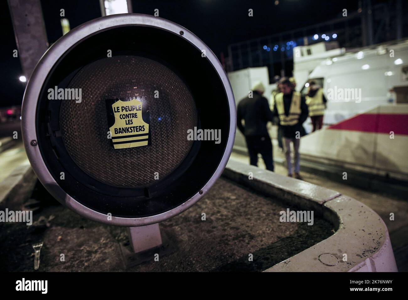 Distribue tracts hi-res stock photography and images - Alamy