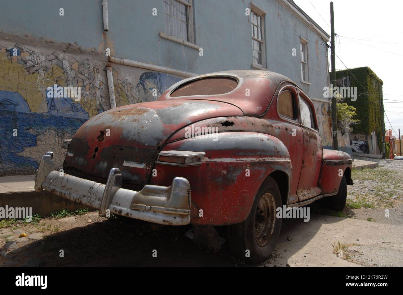 Old damaged car on back hi-res stock photography and images - Alamy