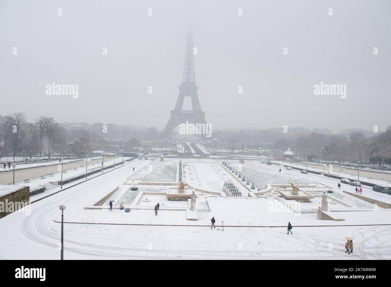 Cold weather and snow across Paris, France Stock Photo - Alamy