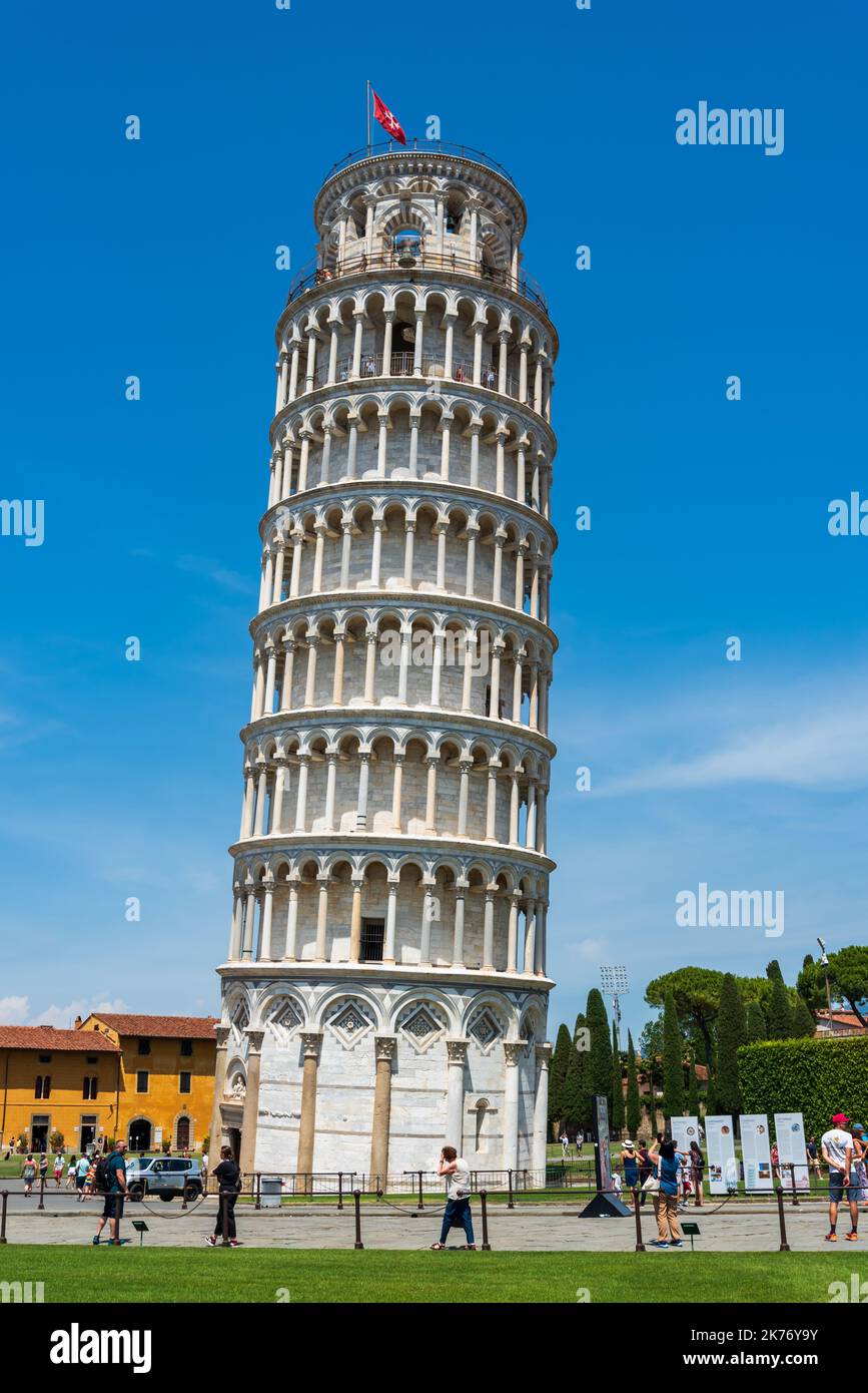 Tourists visiting Pisa´s leaning tower Stock Photo - Alamy Tourists visiting Pisa´s leaning tower Stock Photo - Alamy
